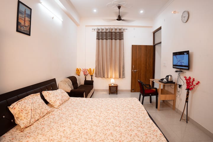 Cozy Stay Near Up Darshan Park | Breakfast - Lucknow