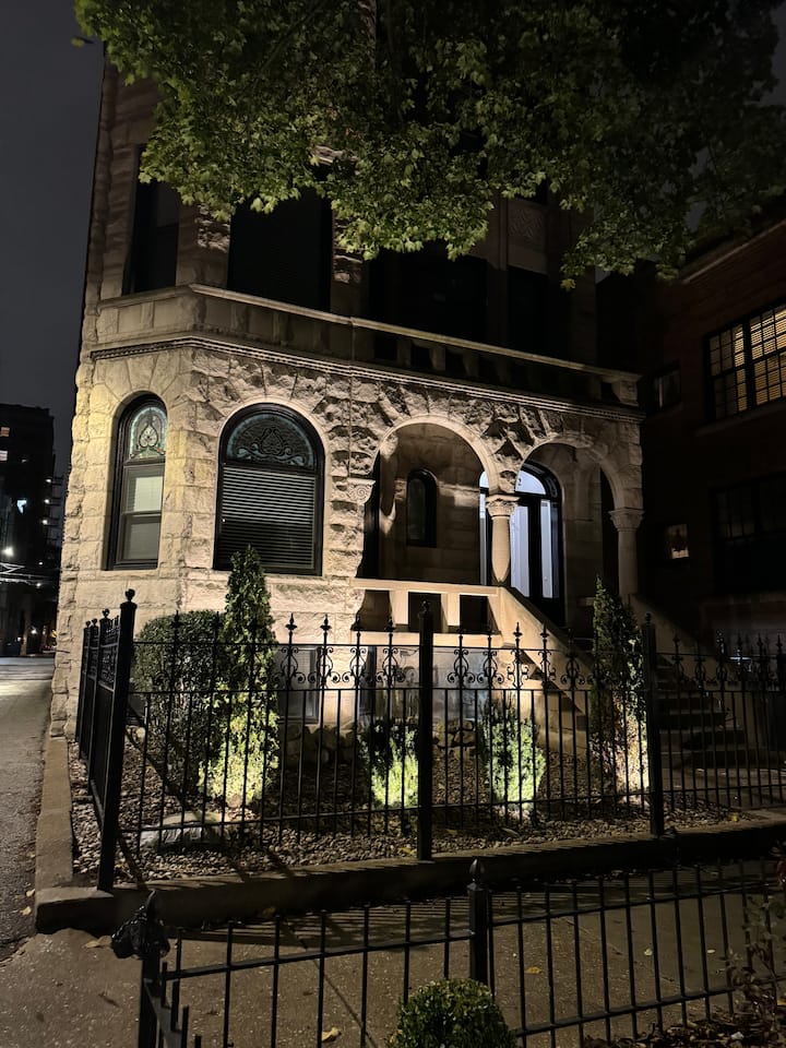 Club Salon Sleeps 10-20 Free Parking & Tv - Wrigleyville - Chicago