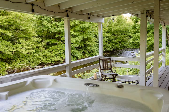 Creekside Cottage | Hot Tub + Fire Pit | Sleeps 13 - Livingston Manor, NY