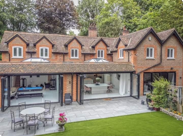 Historic 5 Bed Retreat: Tranquil Hidden Gem - Watford
