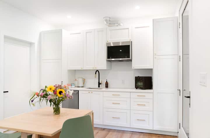 Cedar & Stem Flower Farm Stay - Vancouver Island