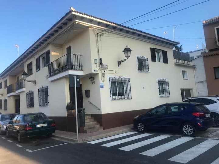 Confortable Casa De Pueblo Amueblada Con Gusto - Dénia