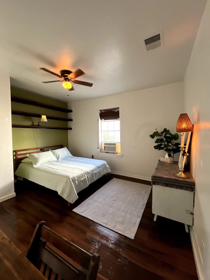 Spacious & Cozy Room · Downtown Houston - Houston, TX
