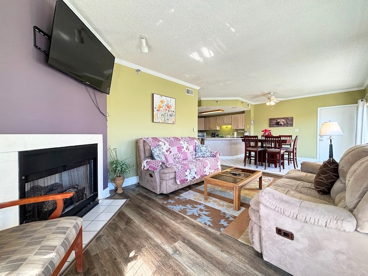 5 Min To Dollywood - Downtown 7ppl Condo - Pigeon Forge, TN