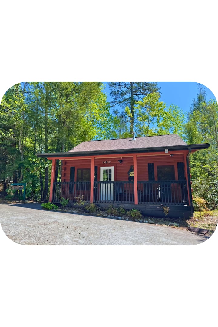 Cozy, Romantic Cabin: Jacuzzi, Hot Tub, Pool! Sb - Gatlinburg, TN