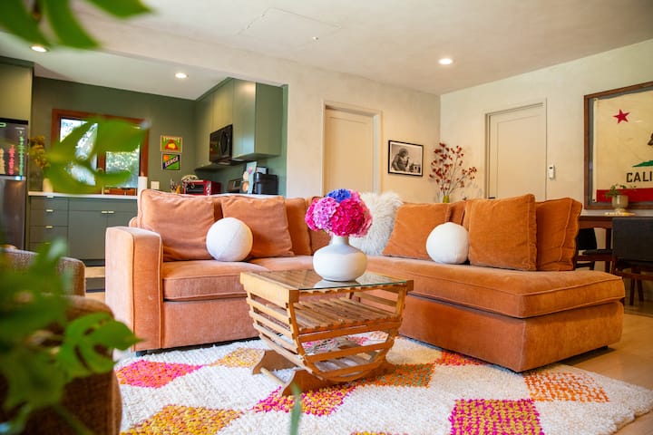 Spacious 1 Bedroom Guest House - Los Angeles, CA