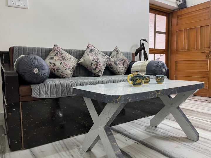 Near Taj Mahal & Airport | Modern Heritage Villa - Agra