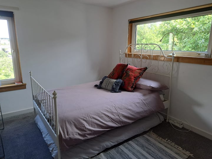 Warm Comfortable Bedroom. - Edinburgh