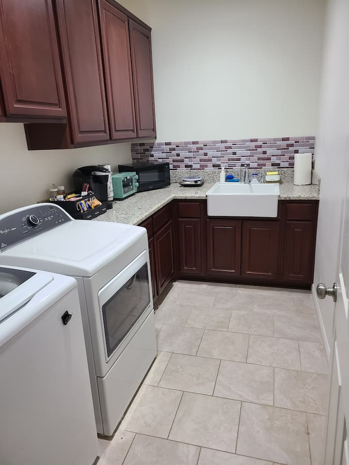 Private 2 Bedroom Calm & Cozy Suite (In A Home) - Hesperia, CA