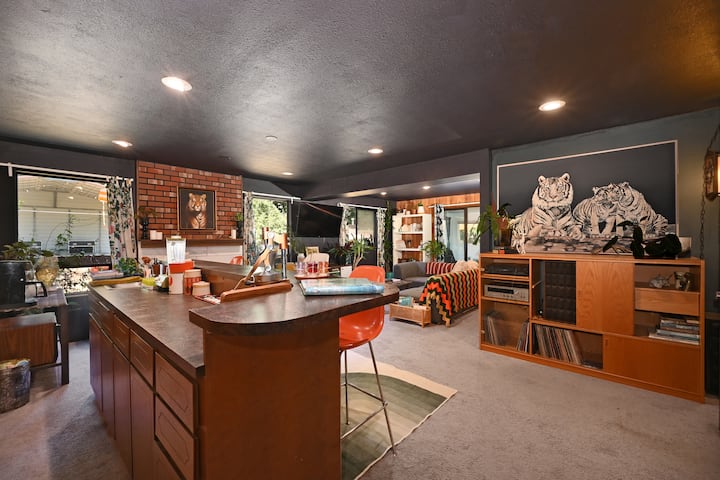 Stanton's Den - 70's Vibes Lounge - Federal Way, WA