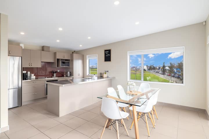 Large Townhouse Near City Centre! On-site Parking! - Christchurch