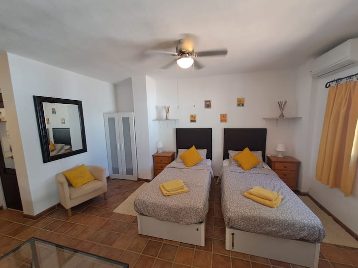 Twin Room Studio, 30 Mins Malaga - Coín