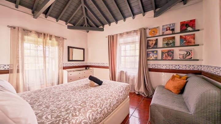 Musicians Room - Loving Strangers Hostel - Faial Island
