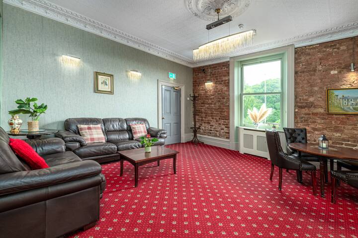 Honeymoon Suite • Free Wi-fi • Pet-friendly - Holywell