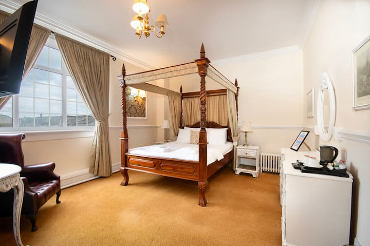 King Four-poster • Private Bath •Green Surrounding - Mold