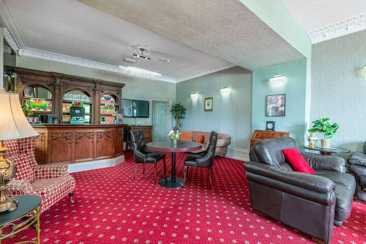 King Four-poster • Private Bath •Green Surrounding - Holywell