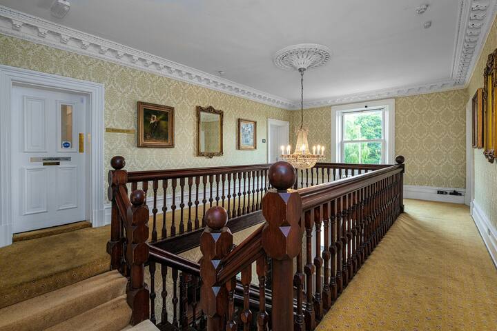 Small Double Suite• Northop Hall • Tv • Free Wi-fi - Holywell