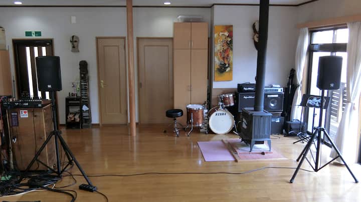 森の中に一軒だけの貸別荘。元音楽スタジオ。音楽合宿に最適です。もちろんＢＢＱも楽しめます！ - Atami