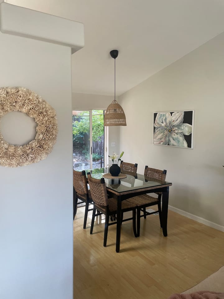 Hood River Quaint Cottage - Hood River, OR