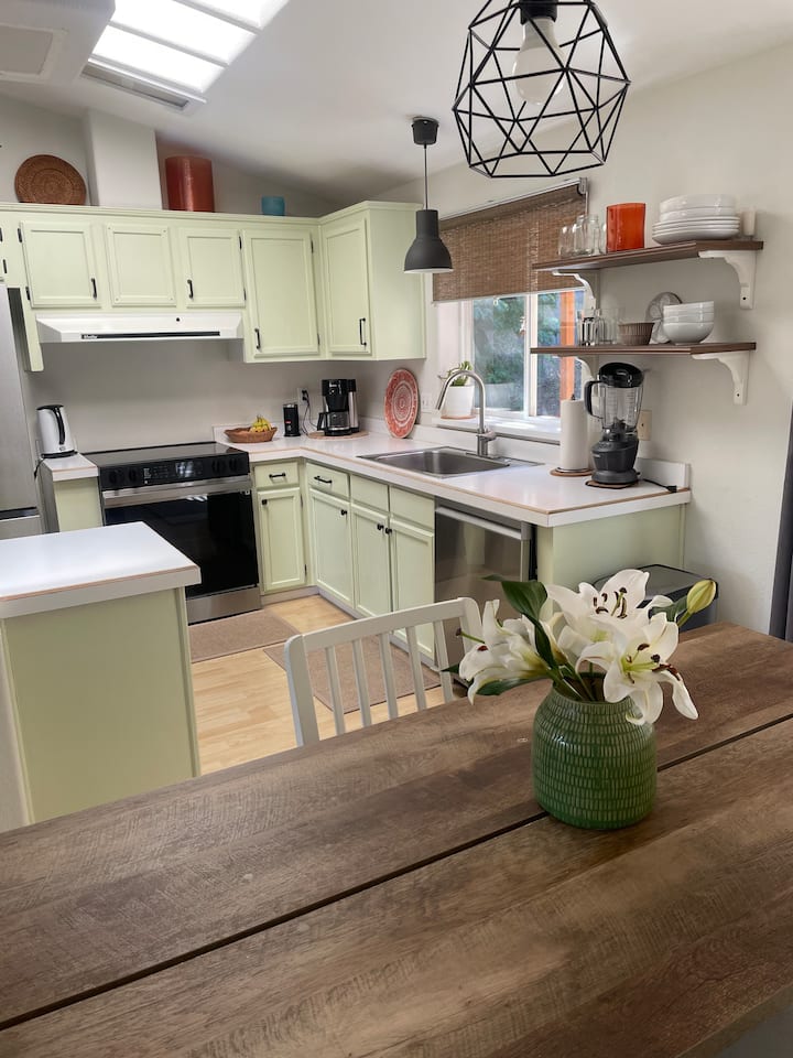 Hood River Quaint Cottage - Hood River, OR