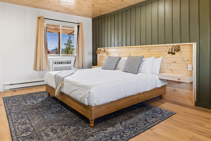 King Room W/ Mountain Views - Walk To Main Street - Lake Placid, NY