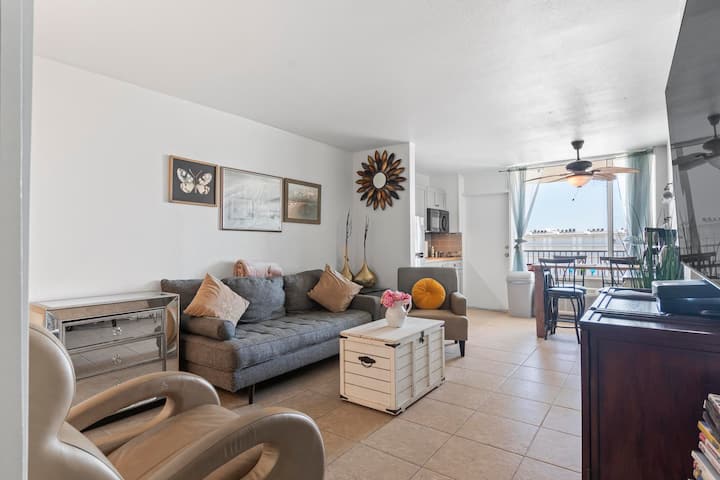 Oceanfront* Pool Is Open* Sleeps 5 - Daytona Beach, FL