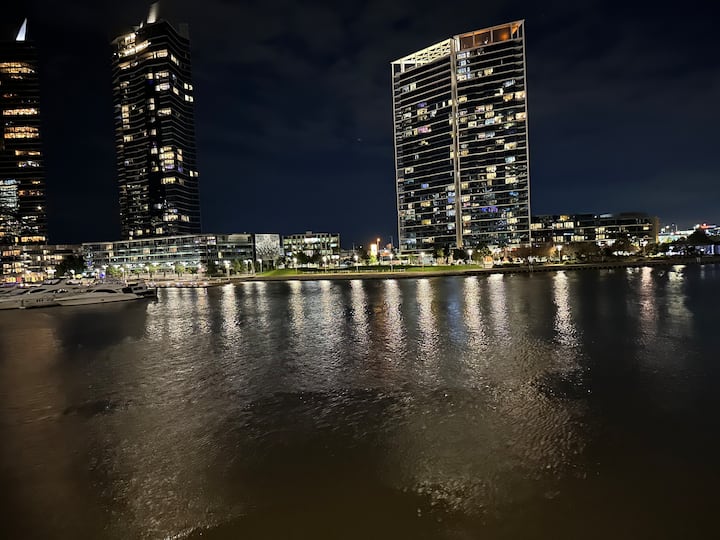 High Level One Bedroom Apartment With Water Views - Melbourne