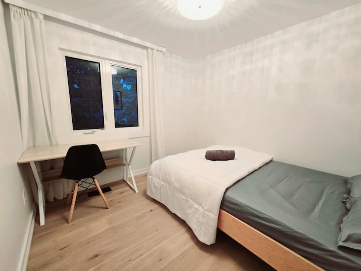Quiet Room With Workspace Near The Airport - Toronto, ON