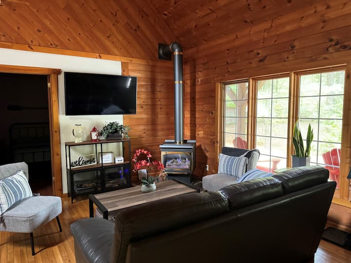 Log Cottage With Pinery Pass, Games Room, Fire Pit - Port Franks