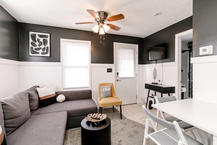 Cozy 1br • Yard, W&d & Parking • Uindy/downtown - Indianapolis, IN