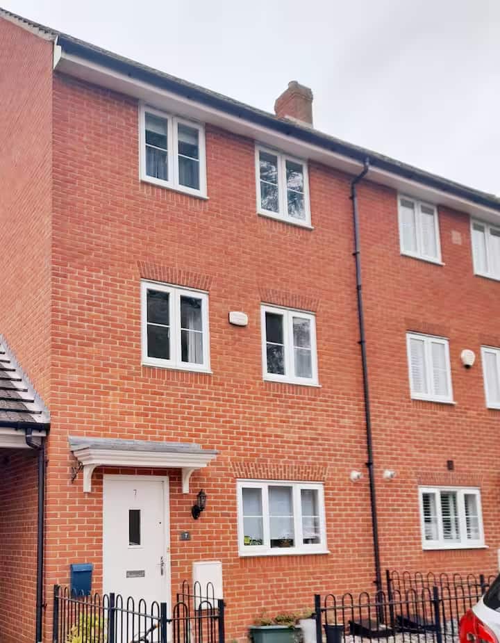Spacious 4-bedroom House In Aylesbury - England
