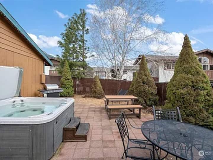 Cozy Bavarian Getaway ~ 5* Location ~ Hot Tub! - Leavenworth, WA