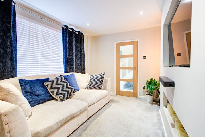 3 Bedroom House With Parking (Dog Friendly) - Chelmsford