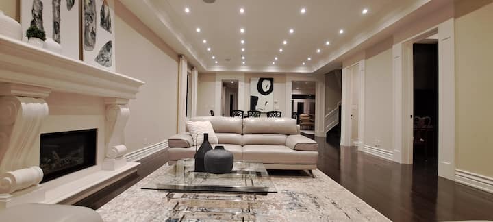 Modern Home Heart Of North York - 