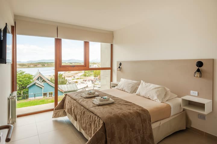 Get One Of The Best Views Of The Bay From This Apt - Ushuaia