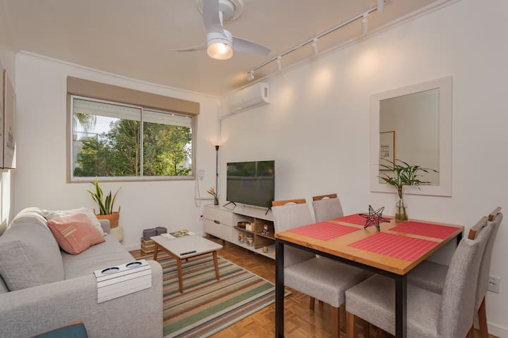 Apt Near Moinhos Park W/ 2 Bdrms & Parking Space - Porto Alegre