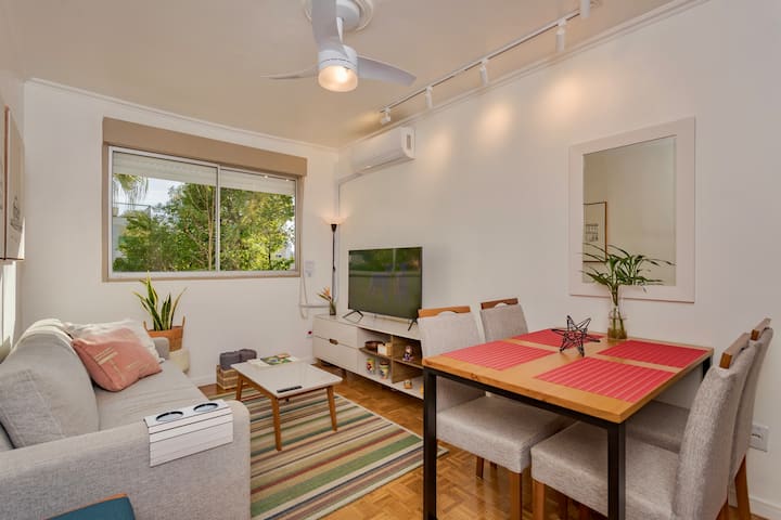 Apt Near Moinhos Park W/ 2 Bdrms & Parking Space - Porto Alegre