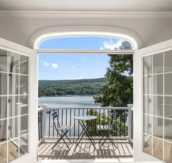 Luxury Lake Oasis ~ Hot Tub ~ Stunning Views & Bar - Greenwood Lake, NY