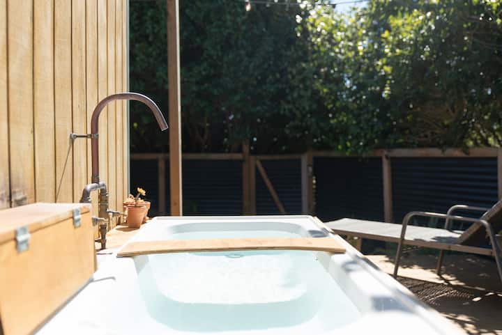 The Secret Studio, Outdoor Bath & Pizza Oven - Taranaki