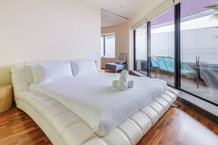 Light-filled 1br Cbd Apartment W/ Balcony & Views - Melbourne