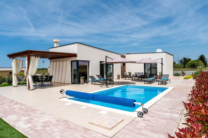 Villa With Heated Pool - Ta Leut Agency - Privlaka