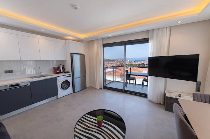 2 Bedroom Apartment With Pool In ÇEşme City Center - Çeşme