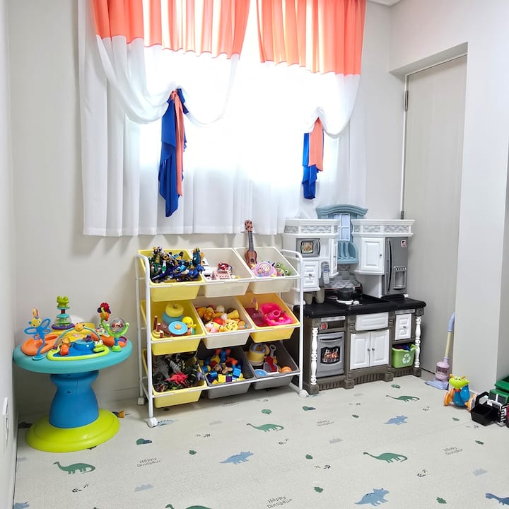 키즈룸3 (침실2 욕실2 장난감 방1 , 소독기, 정수기, 아기의자, 아기목욕통 등 구비) - Daejeon