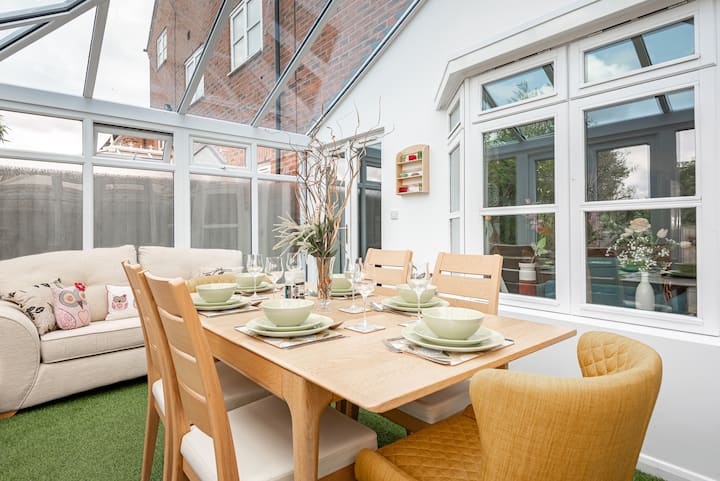 4 Bedroom Town House With Parking - Shrewsbury