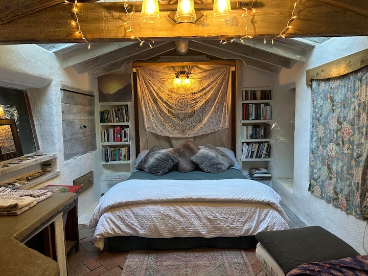 Peaceful, Quiet Hobbit House In Wilderness Near La - Topanga, CA