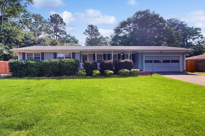 Cozy & Pretty Snellville Airbnb-wifi & Parking - Snellville, GA