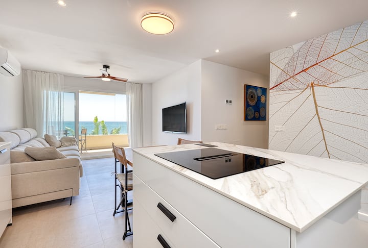 Modern & Cozy Beach Front Home Near Holiday World - Benalmádena