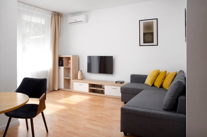 1 Bedroom Delux Apt With Patio & Fast Wifi - Budapest