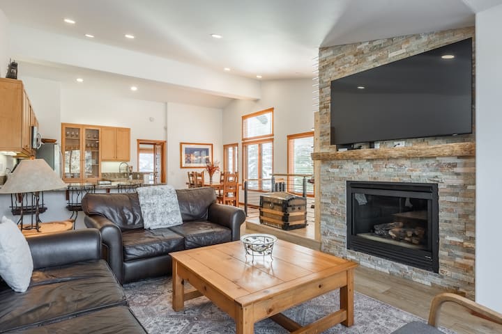 The Alpine Den-luxe Stay With Mountain Charm - 맘모스 레이크스