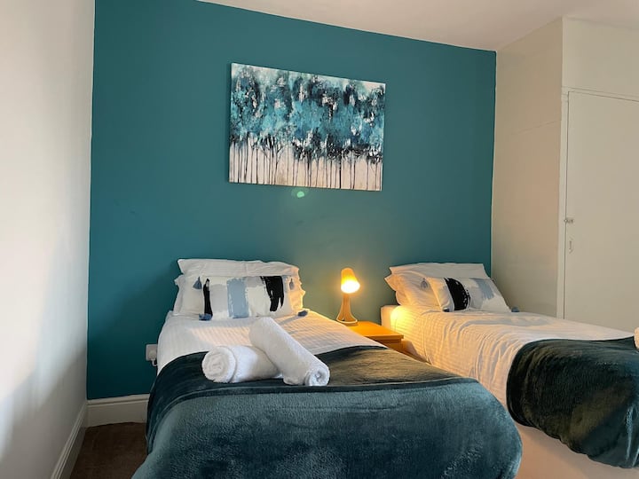 3 Twin Bedroom House In Central Swindon +Parking - Swindon